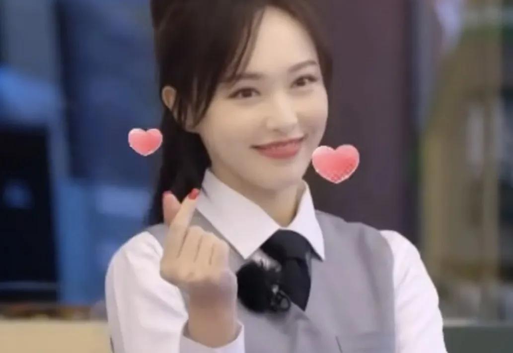 Tang Yan and Luo Jin hold hands and sprinkle sugar, even the coats are ...