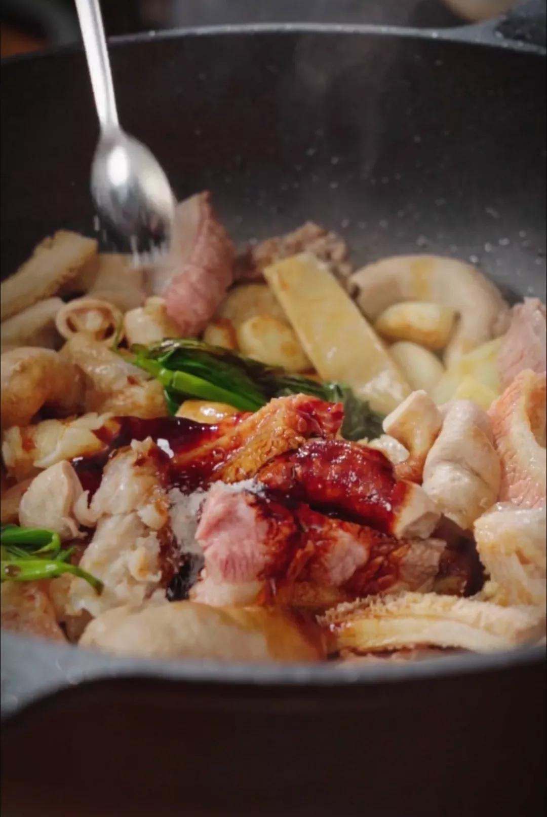 A famous dish, Cantonese style beef offal pot - iNEWS