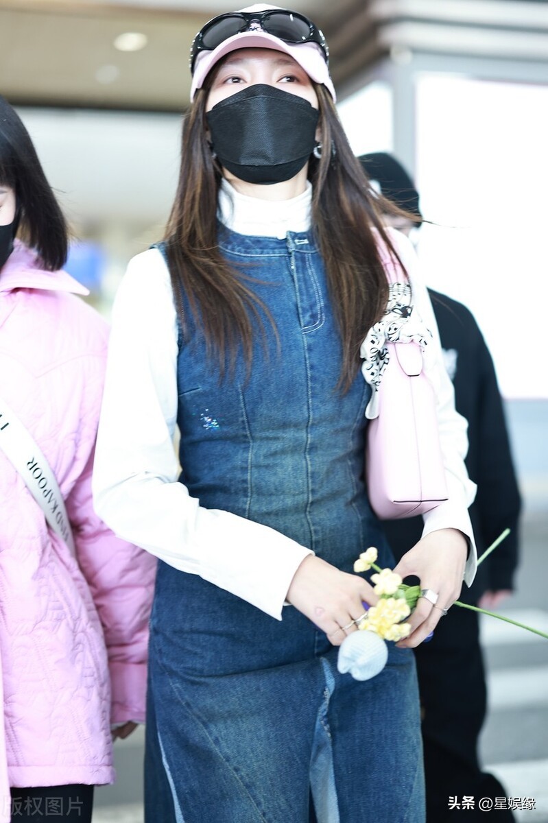 Meng Jia arrives at Beijing Airport, wearing a denim dress in a ...