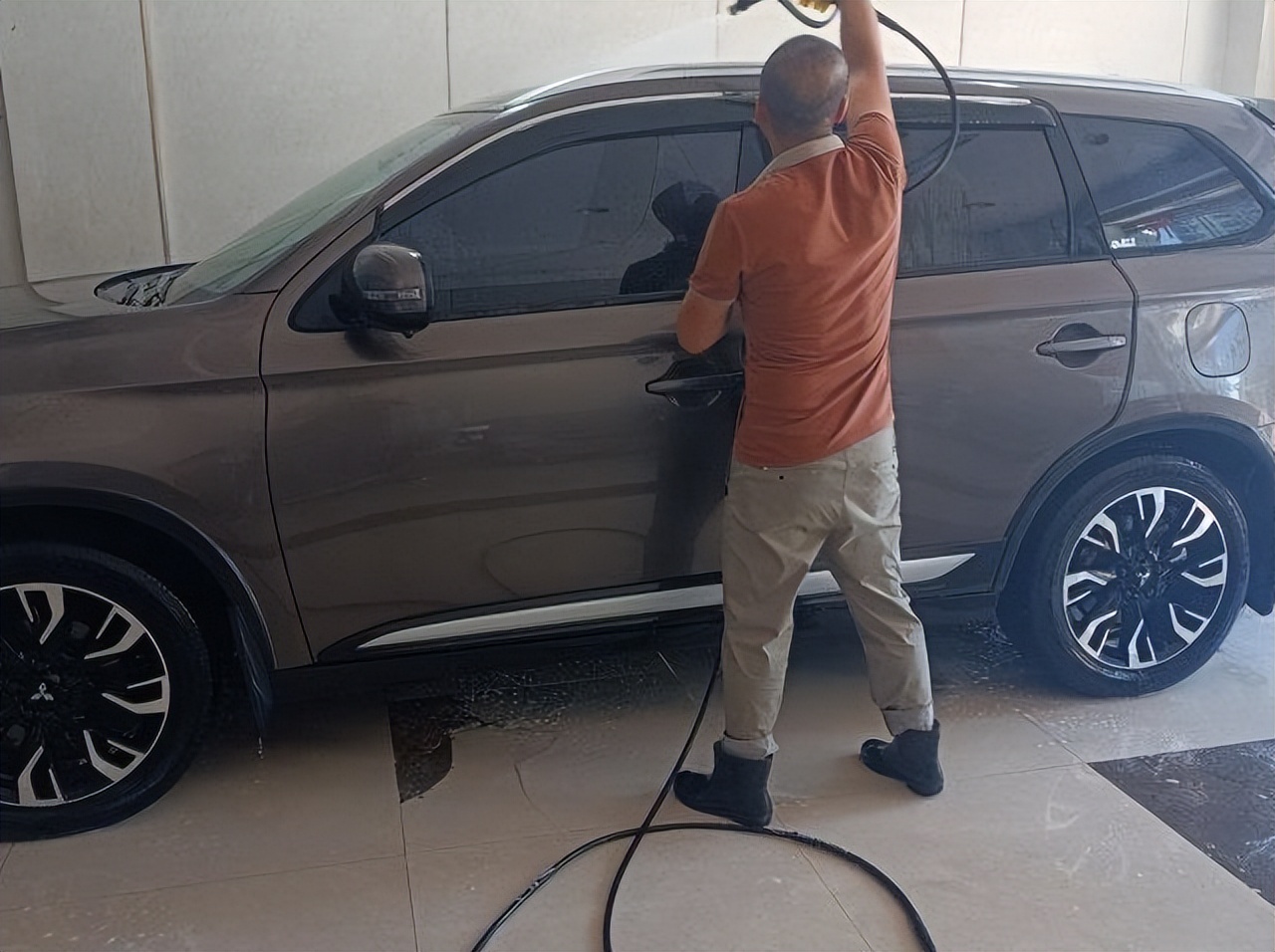 Outlander cleaning and maintenance after the rainstorm - iNEWS