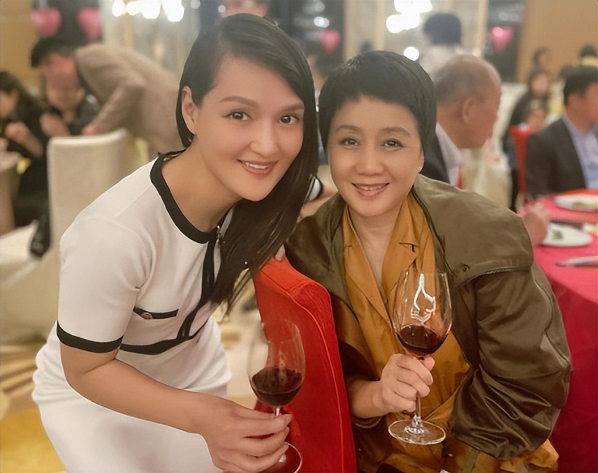 Liang Anqi steals the spotlight at the 38th Festival dinner, and her ...