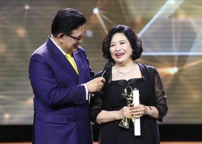 Actor Xu Di: Married her first love husband Enai for 41 years and gave ...