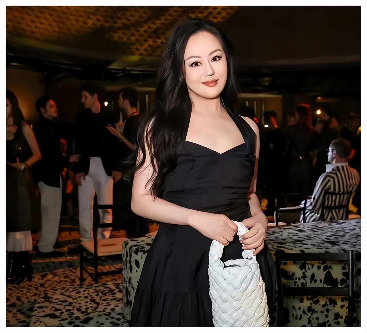 60-year-old Zhang Xiaohui was encountered by chance in Shanghai. The photos revealed her 50-50 ...