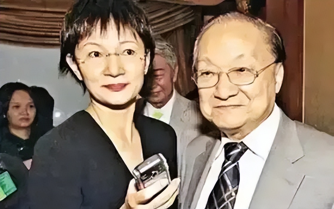 In 1976, after Jin Yong quarreled with his wife, he met Lin Leyi in a ...
