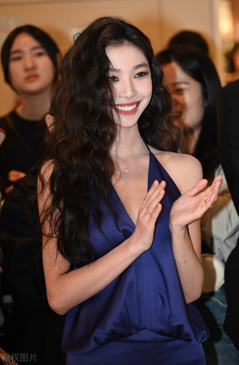 Yi Mengling's figure is still so hot - iNEWS