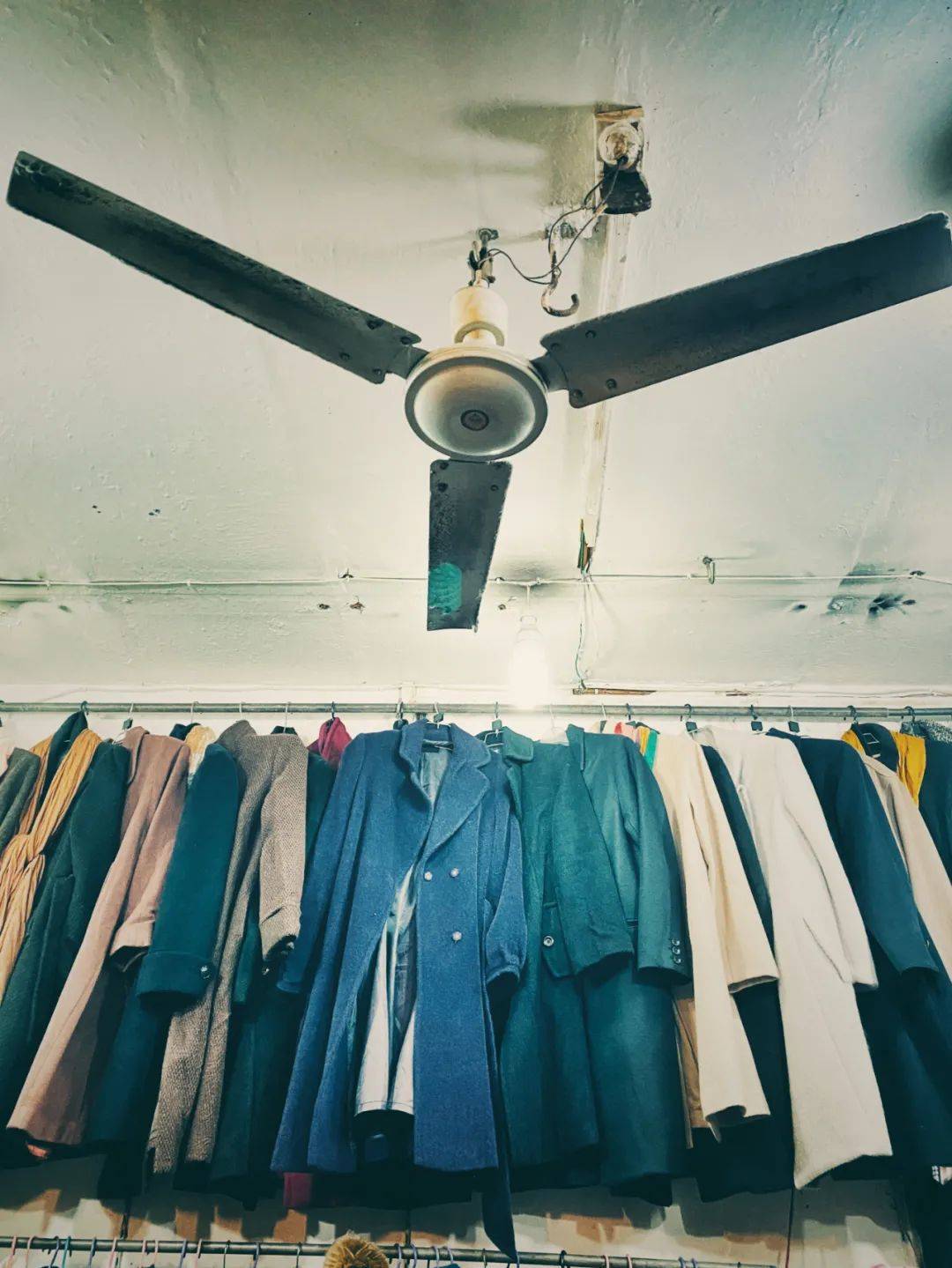 Why did the once-popular "ceiling fan" "disappear"? Sure enough, they ...