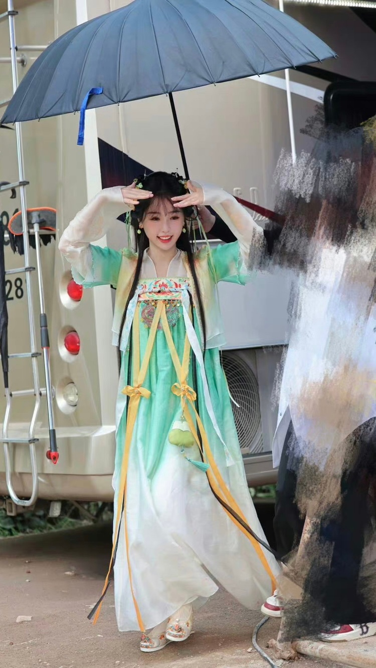 Yu Shuxin and Ding Yuxi nervously filmed the makeup of the new drama ...