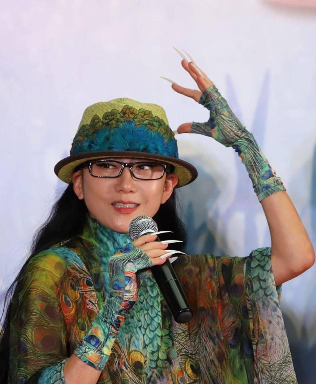 Yang Liping rarely appeared in the wine bureau, male fans knelt down ...