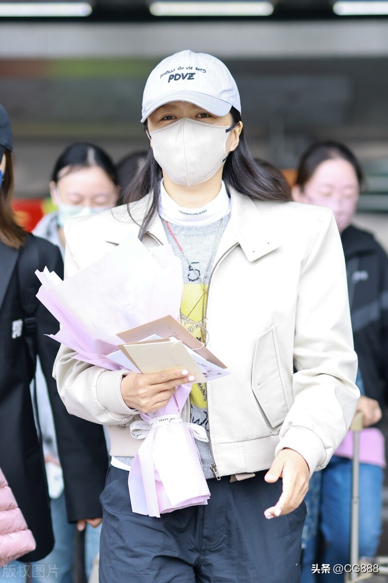 Tan Weiwei arrives at Shanghai Airport on March 25, 2023 - iMedia