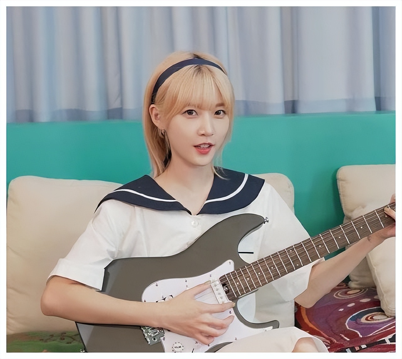 Kim Sae-ron stars in the MV and returns with a bright smile. Netizens ...