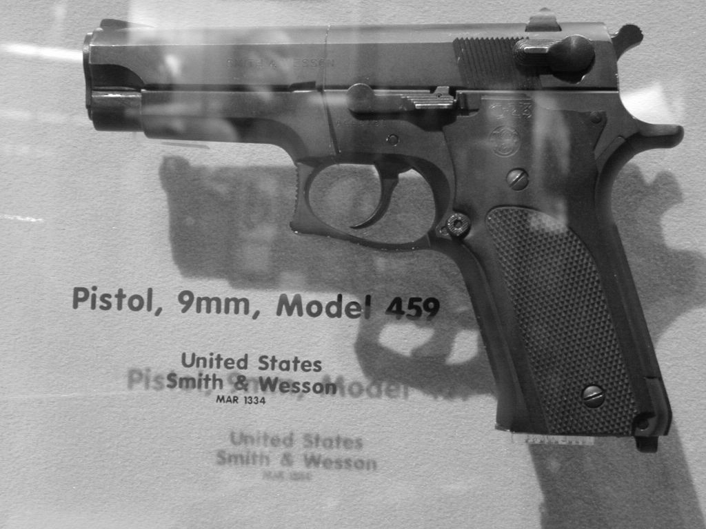 Smith & Wesson M459 Semi-Auto Pistol - iNEWS