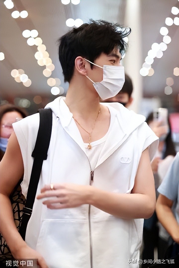 Yang Yang showed up at the Capital Airport in a white sleeveless top ...