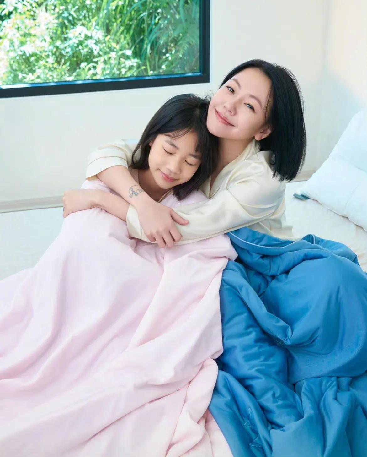 The rain is about to come, Little S and the third daughter are filming ...