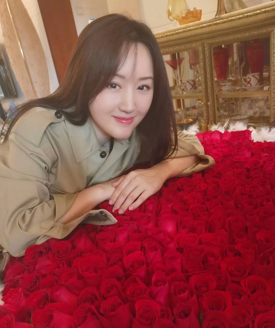 Yang Yuying took a group photo with 999 roses, wearing a trench coat is gentle and elegant ...