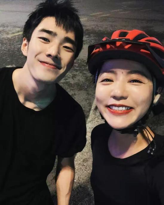 Well-known singer Ding Dang exposes his private life!Falling in love ...