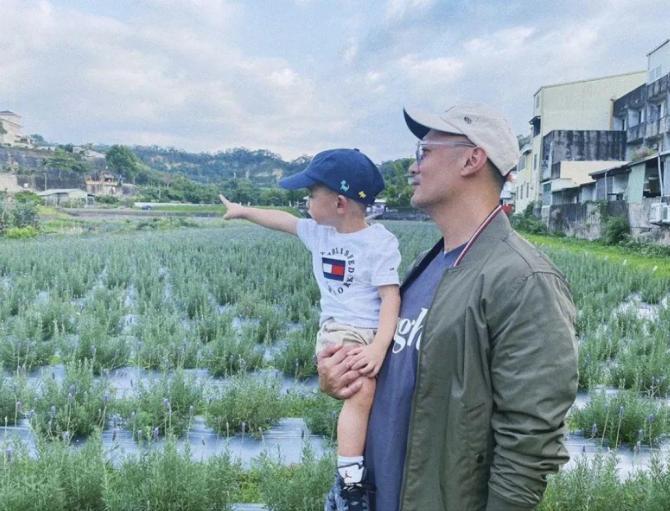 The older you get, the more you look like Zhao Benshan. Edison Chen's ...