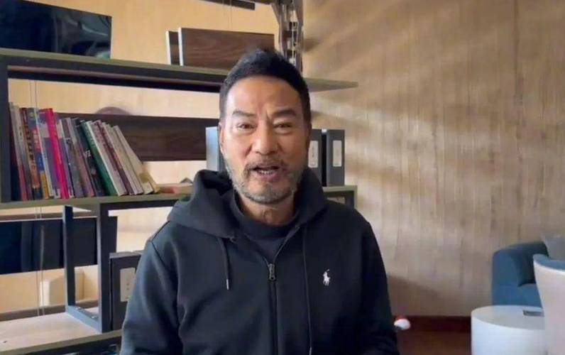 68-year-old Ren Dahua walks acupuncture points in the mainland, with a ...