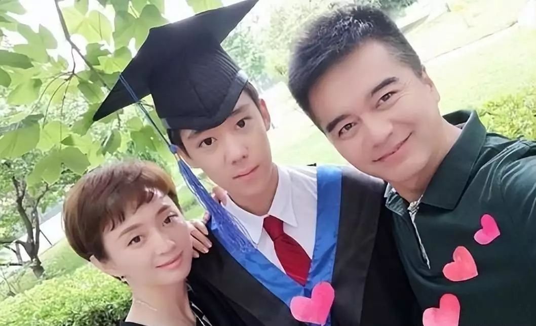 Xu Yajun's current wife took a photo with her stepson for a graduation photo, revealing her ...