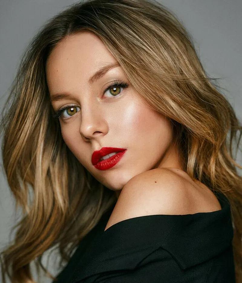 Esther - perhaps the most beautiful girl in Spain and all of Europe - iNEWS