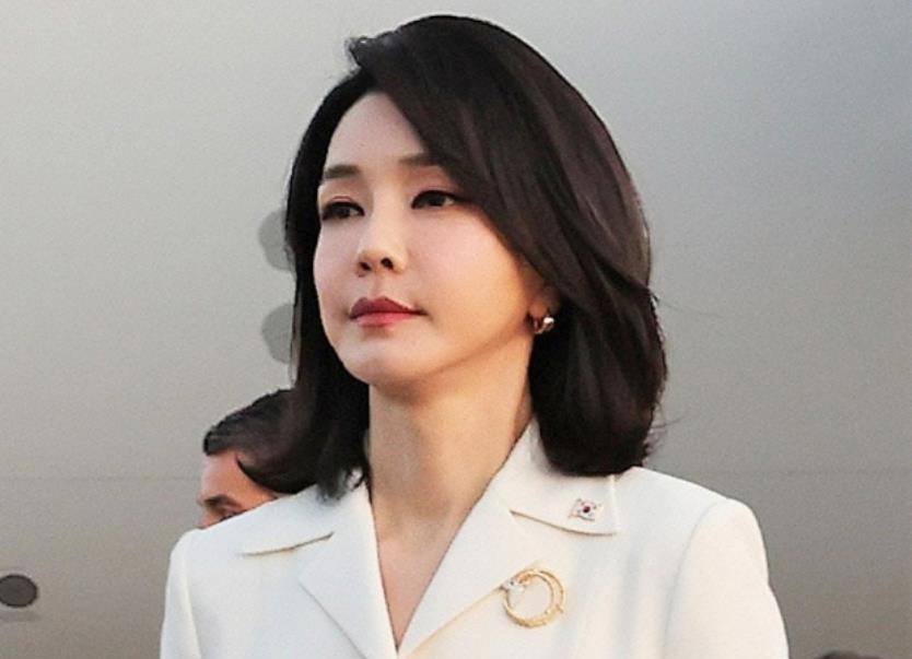 The first lady of South Korea is really a local tyrant, she is covered ...