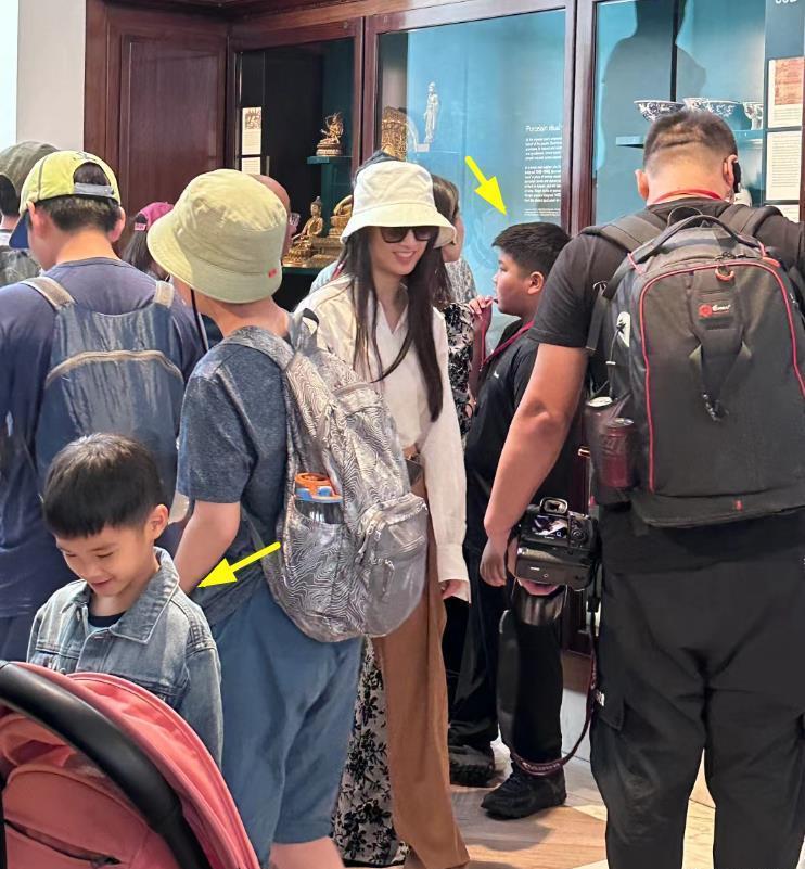 Huang Shengyi's family of 4 appeared in London, 11-year-old Andy ...