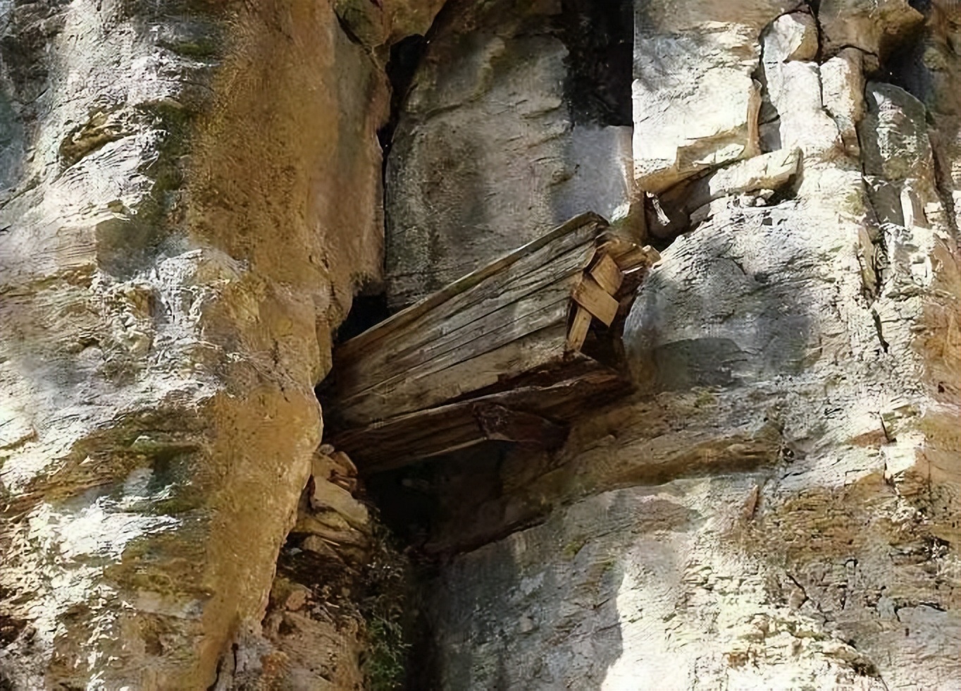 One of the "weirdest" scenic spots in the world, coffins can be seen ...