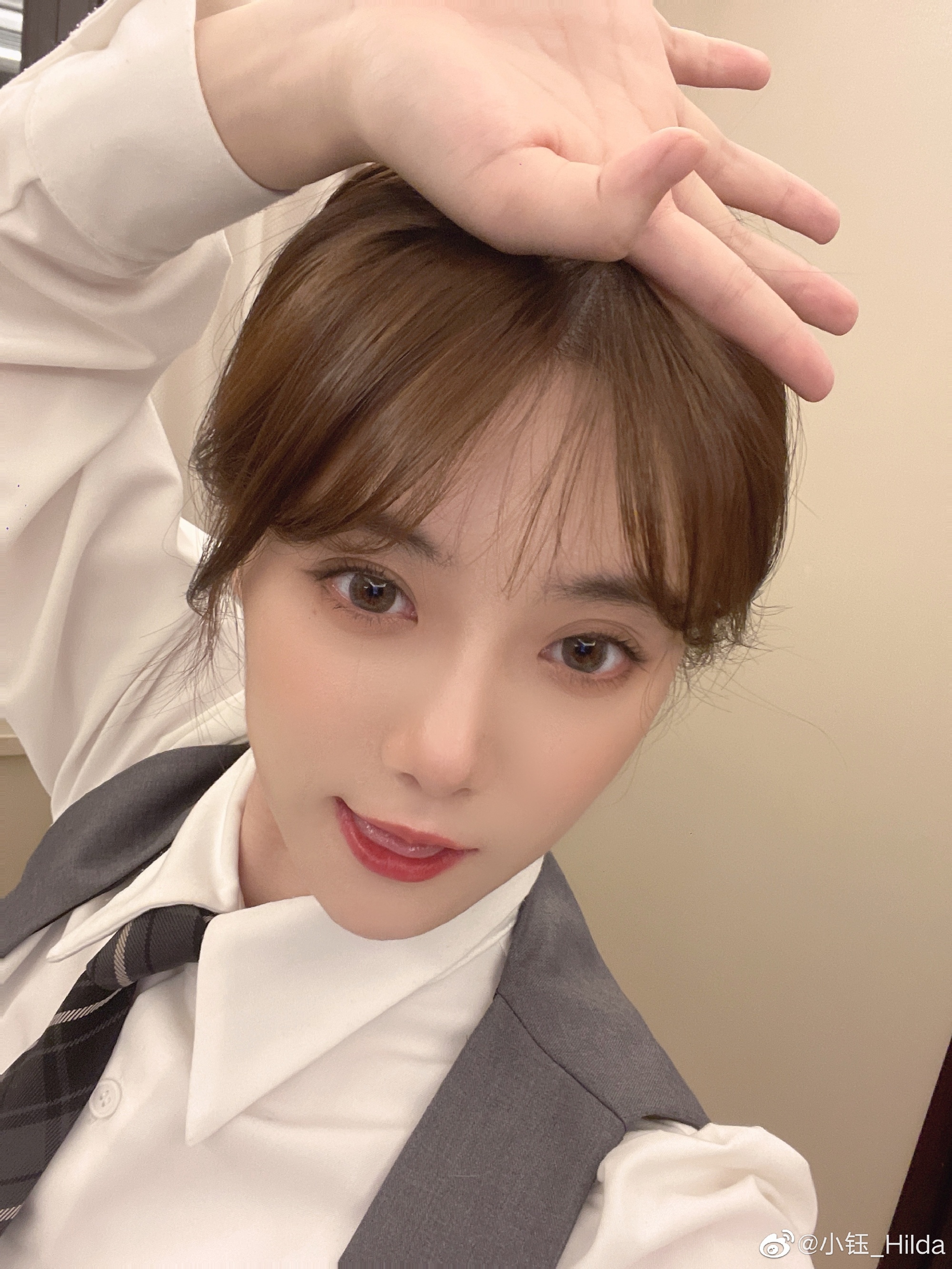 The female anchor has a beautiful photo recently!Zhou Shuyi took a ...