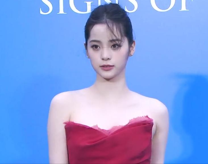 It's the red carpet again! Yang Zifeng is messy, Yin Tao's breasts are ...