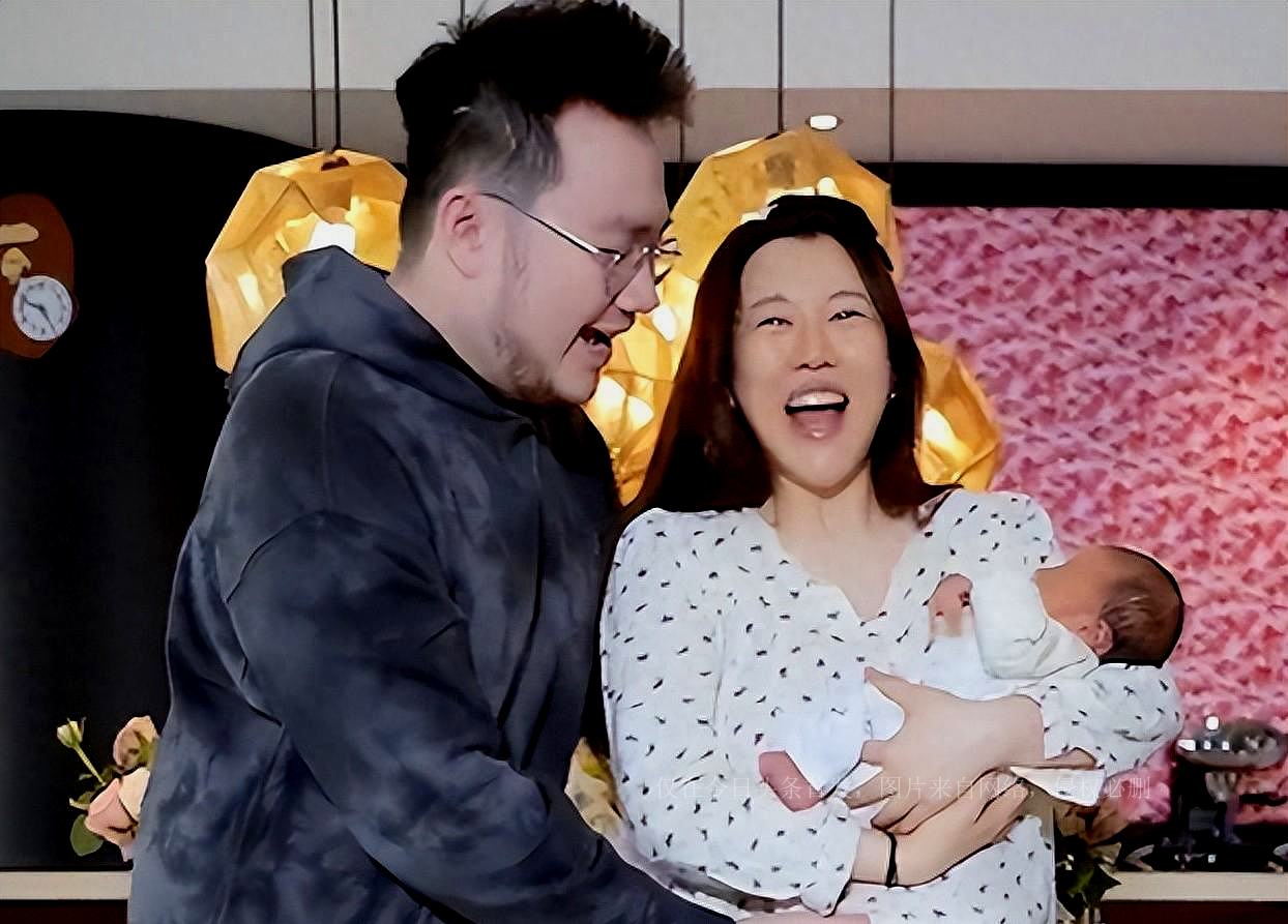 Batu posted a family photo, the eldest brother looks like Song Dandan ...