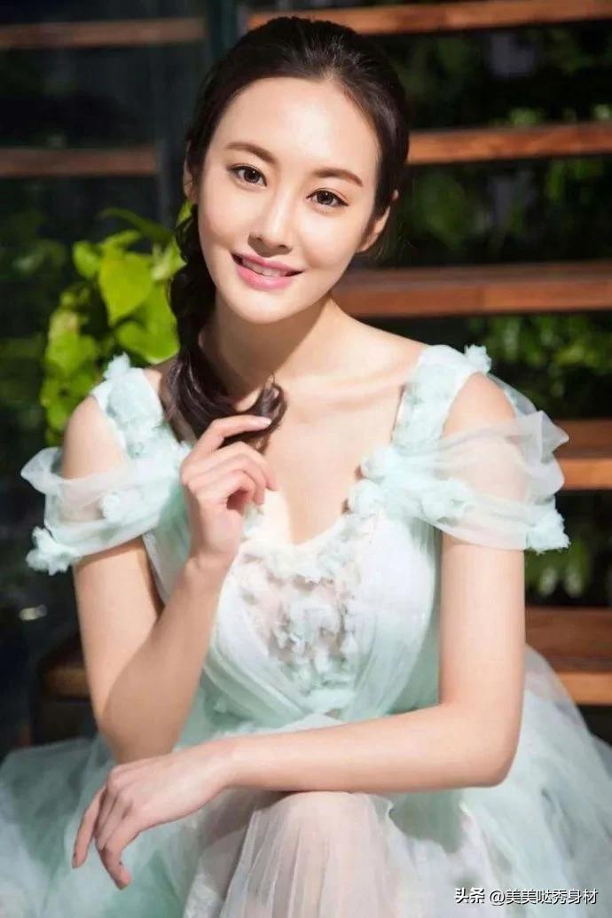 Actress Li Chun is too beautiful, too sexy and too alluring! The face ...
