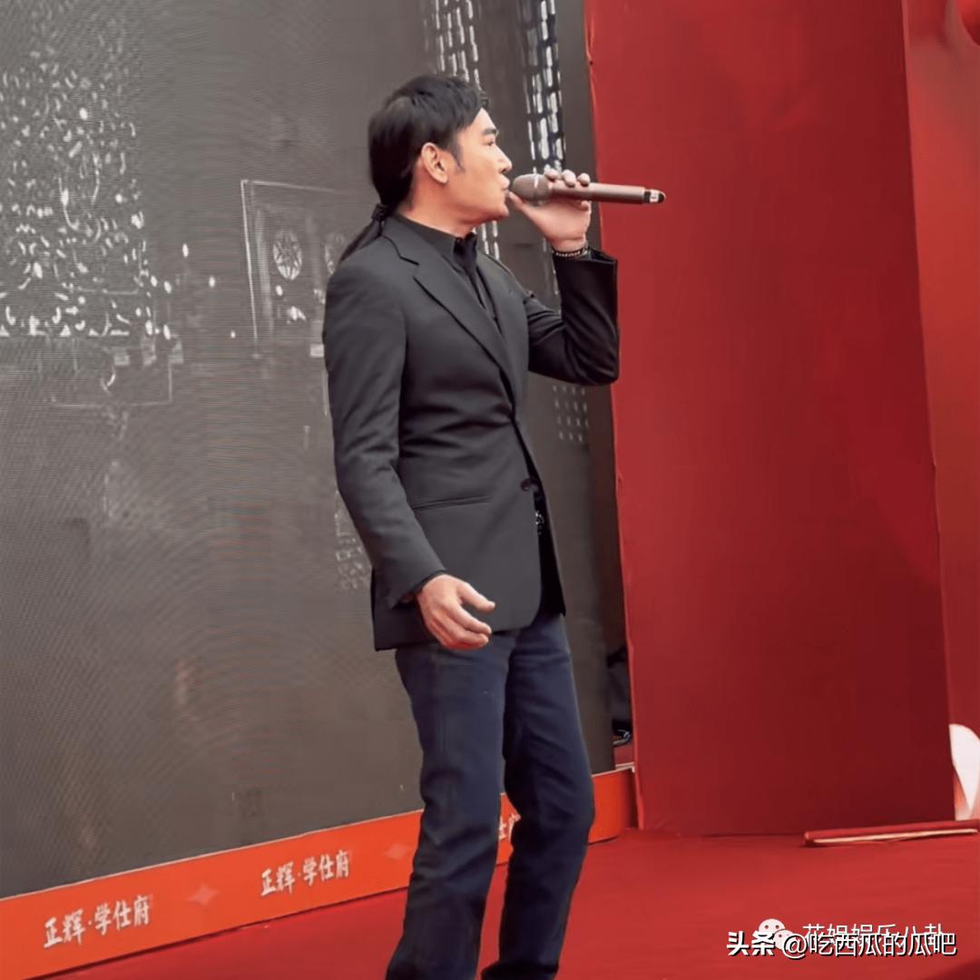 55-year-old Jiao Enjun wears a wig to accept commercial performances to ...