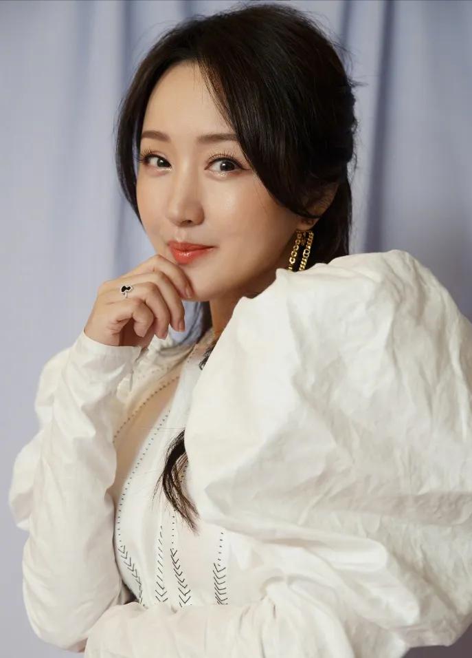 The queen of sweet songs, retired for love, appeared on the stage in a ...