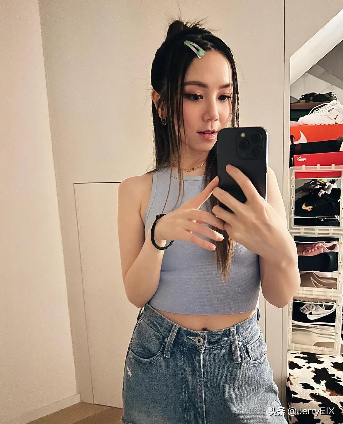 Deng Ziqi posted a post about her clothes and lamented her debut time ...