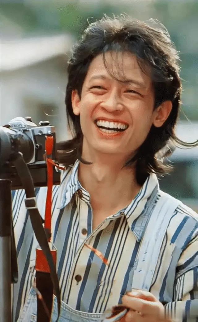 Pointing the middle finger at the camera and refusing to cooperate with ...