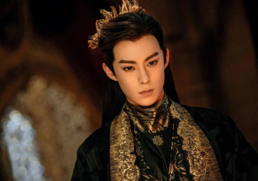 The "perfect male god" is a fake, with a rough face and acne marks on ...