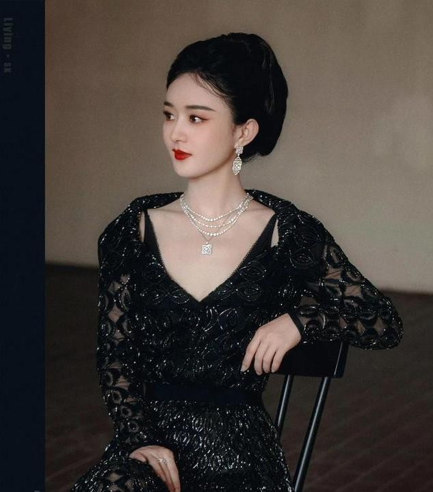 "Counterattack comeback" Zhao Liying, Harper's Bazaar sits firmly in the c seat, and the two red ...
