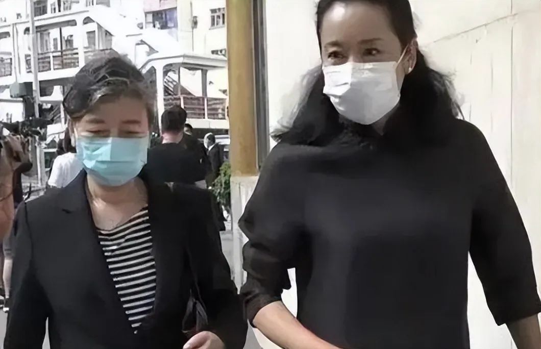 Guo Jingjing's mother and mother-in-law are in the same frame, one ...