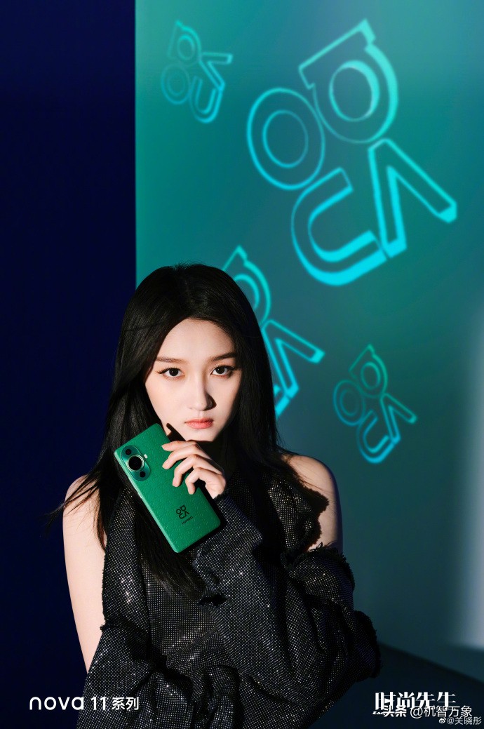 Guan Xiaotong took a group photo with the green Huawei nova11 series. - iMedia