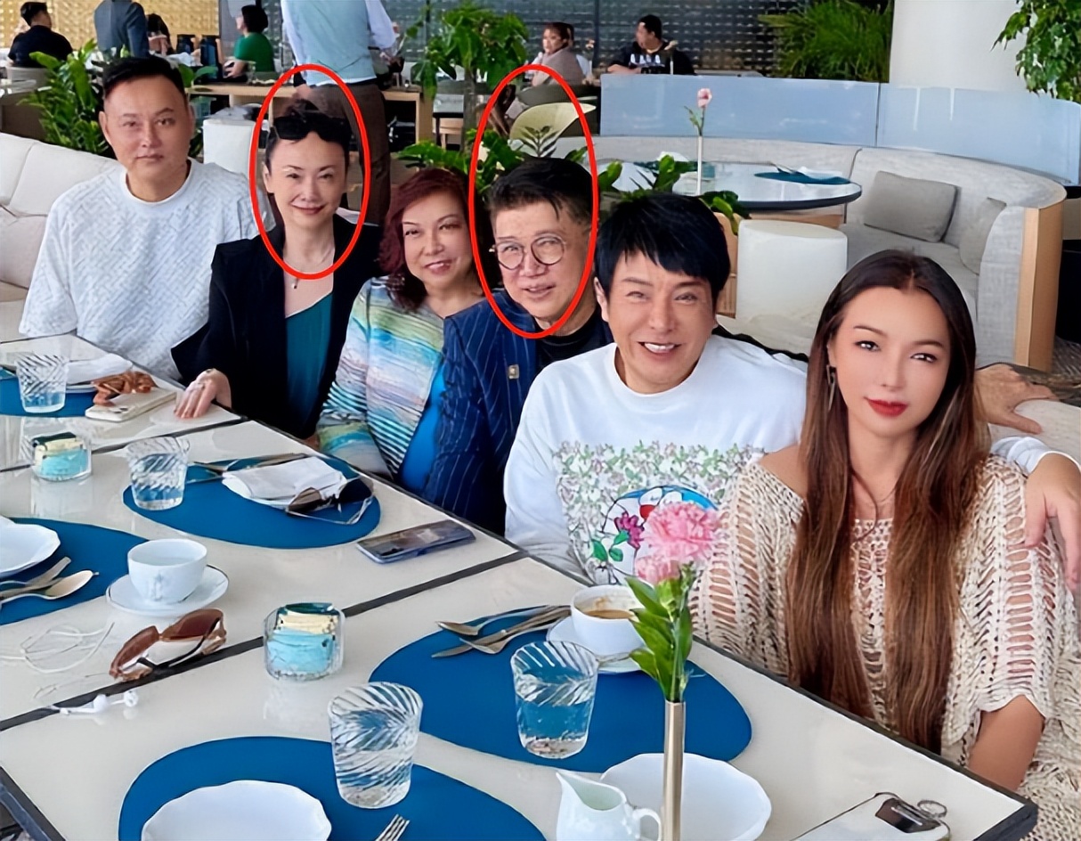 A former famous movie star at the age of 72, married a young Shanghai wife who was 22 years ...