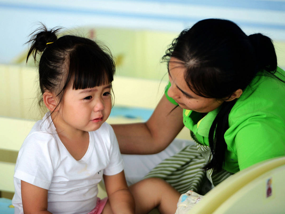 The 3-year-old daughter enters the kindergarten without crying or ...