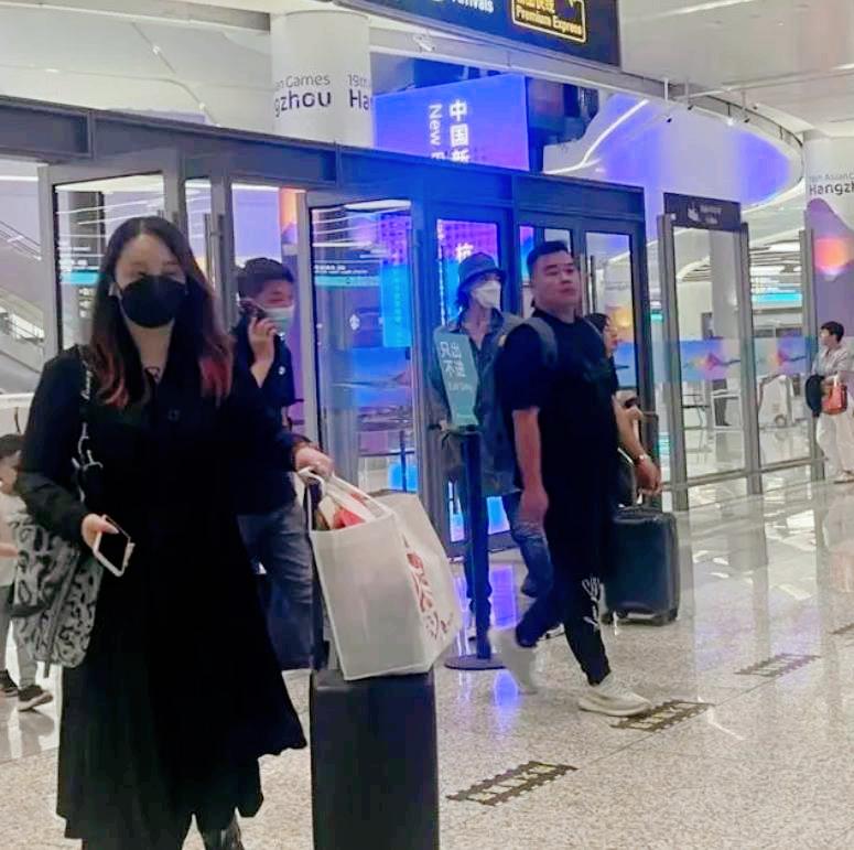 Guo Biting took her children to Hangzhou and waited anxiously for the ...