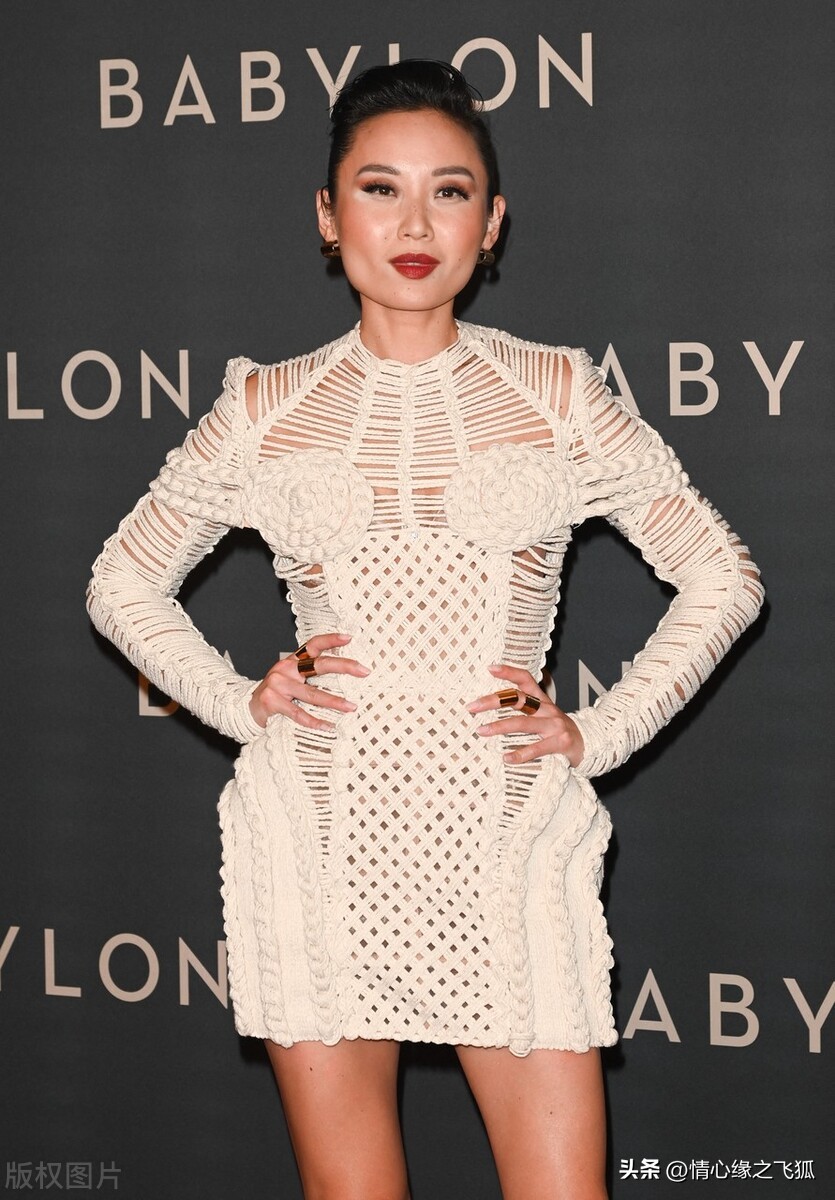 Li Lijun wore a white woven skirt to attend the premiere of [Babylon ...