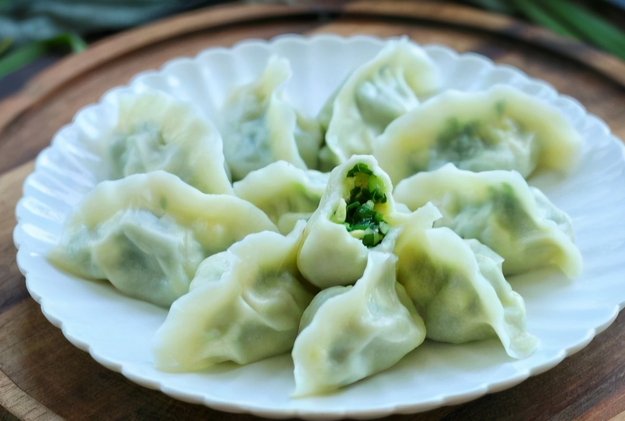 When making leek dumplings, keep in mind "put 3 and 2", the green leeks ...