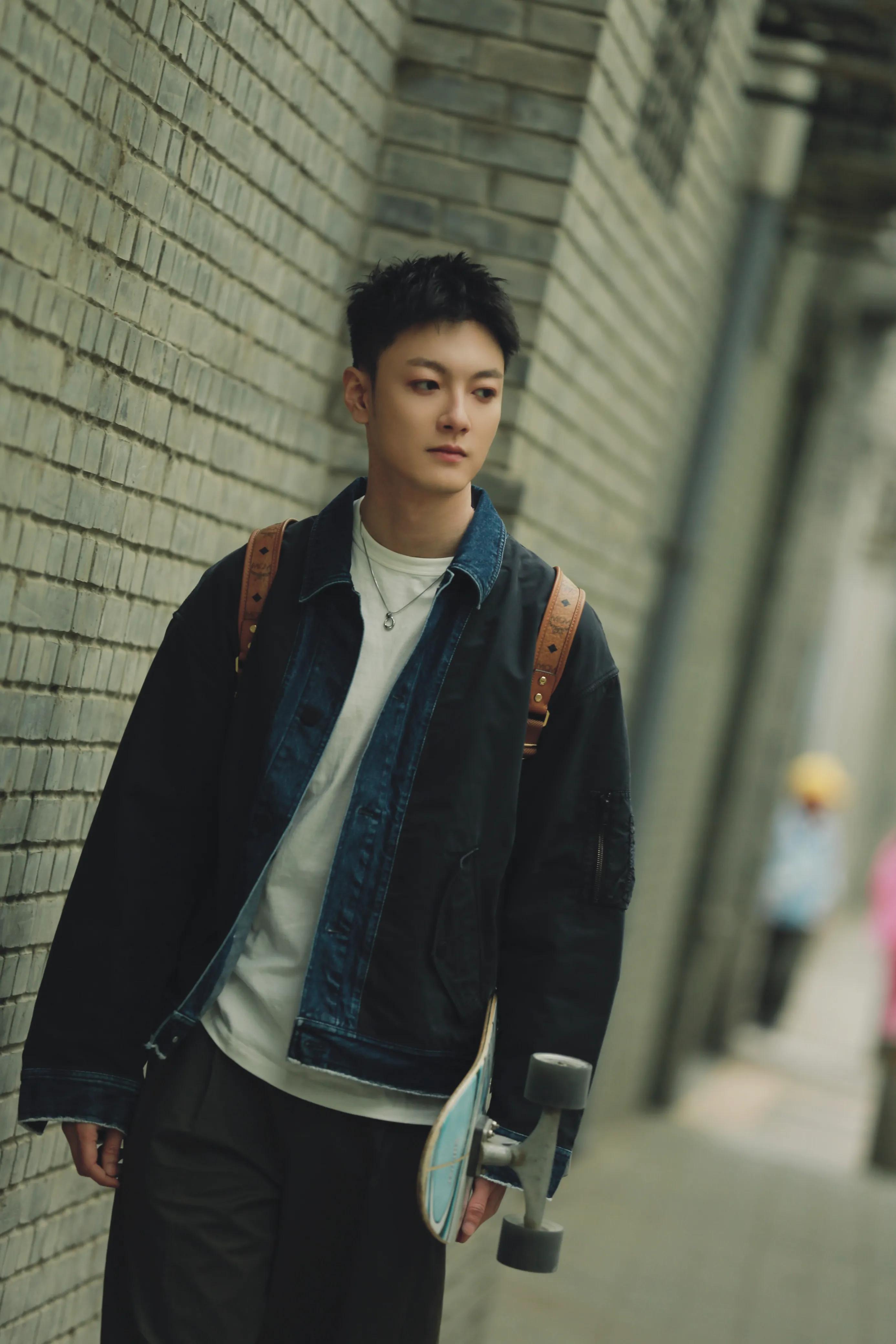 "Come for You Back to the Light" is released on the street of Zhang ...