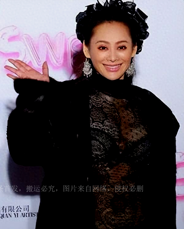 The 50-year-old Ning Jing couldn't hide it any more. She took off her ...