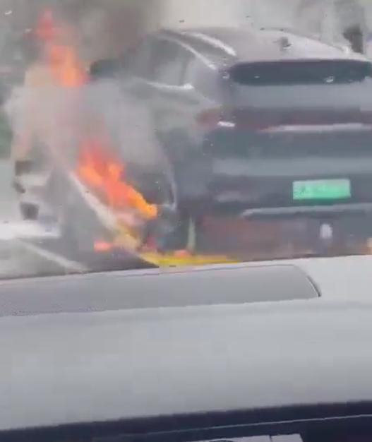 unknown reason!It is suspected that a BYD Tang caught fire on the way ...