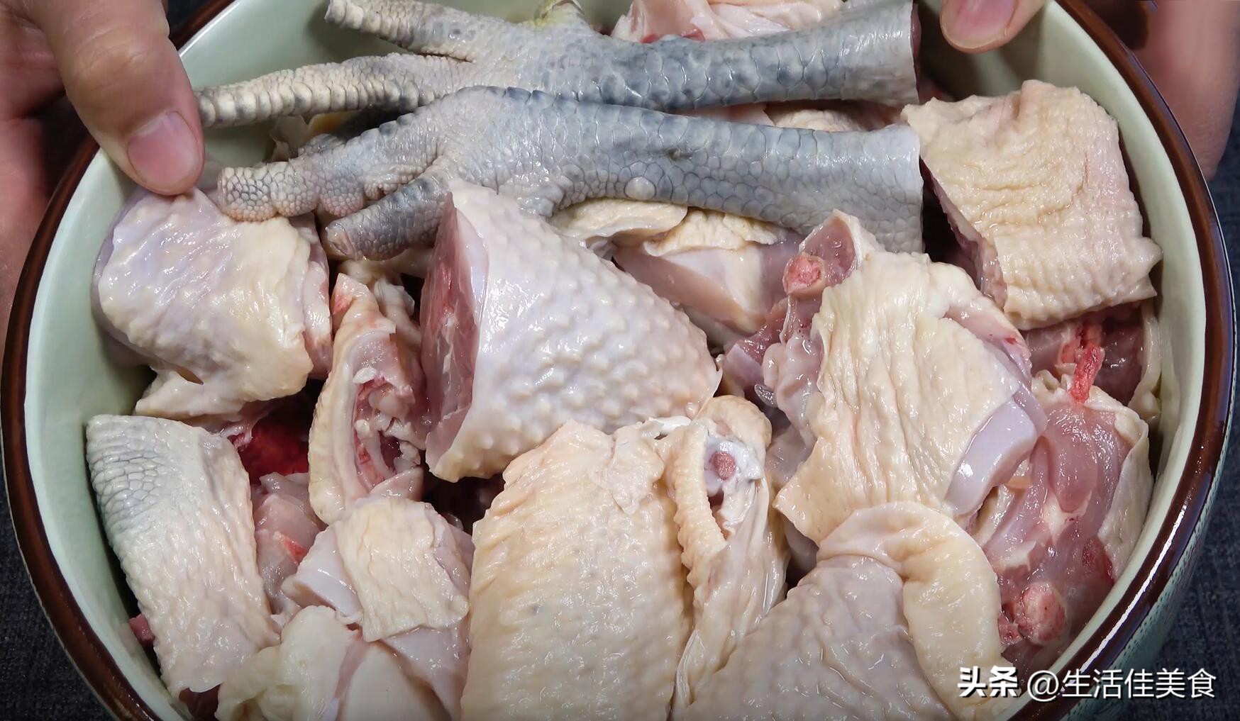 It is wrong to blanch the stewed chicken directly. The chef will teach ...