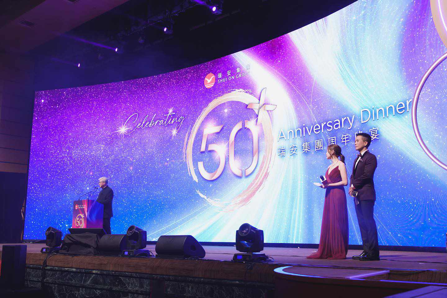 Zhu Lingling accompanied her second husband to attend the group ...