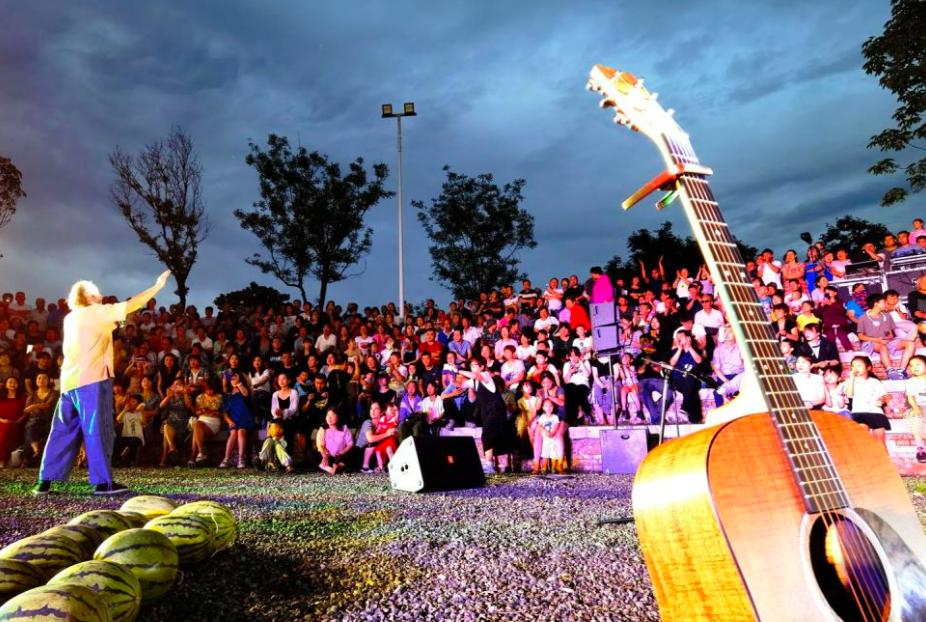 The female singer sang halfway, but was suddenly dragged off the stage ...