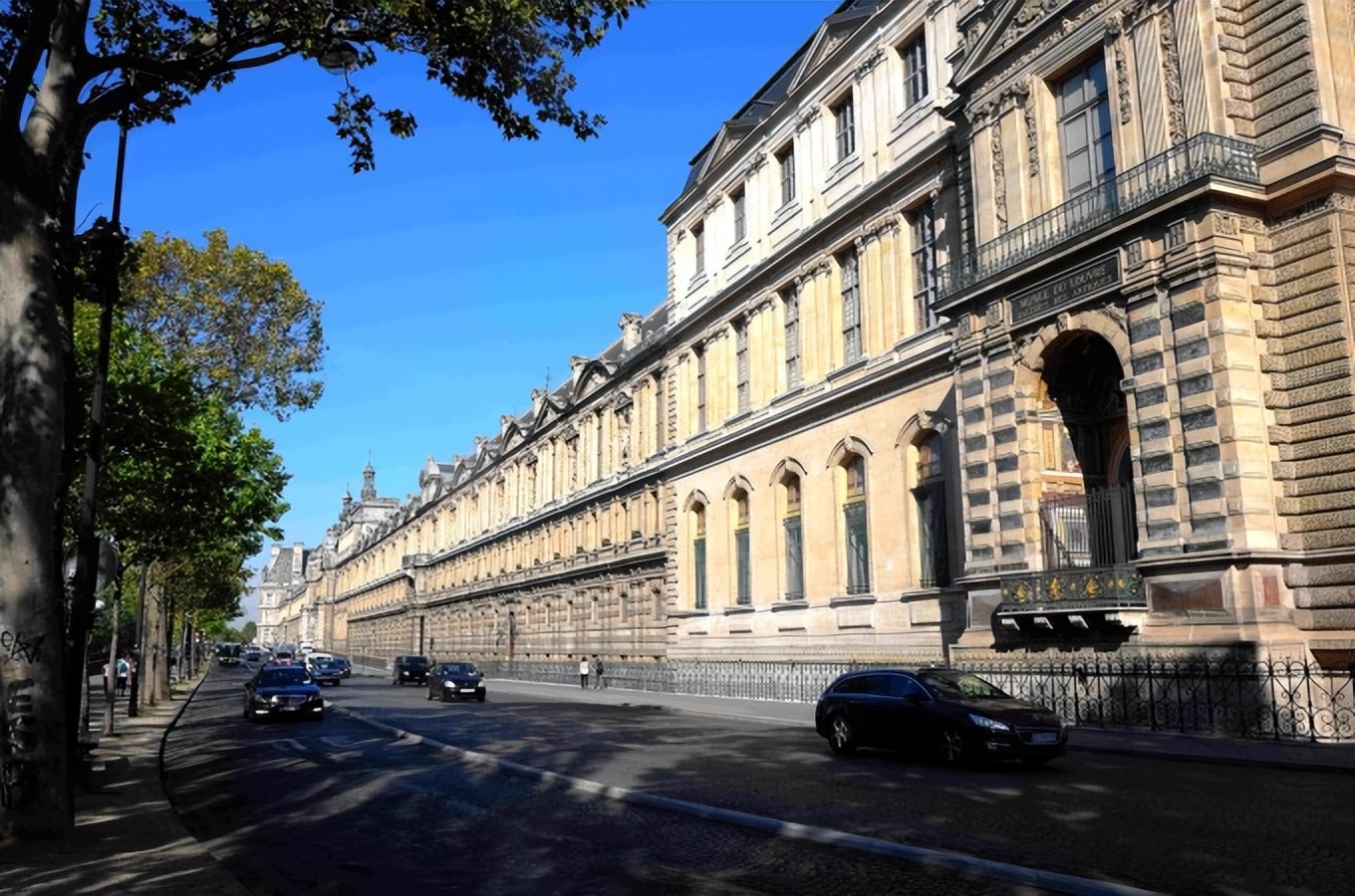Walking into the Louvre—Denon Pavilion—Sculpture - iMedia